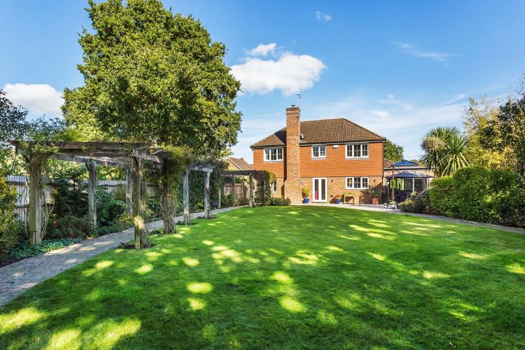 SALIX CLOSE, FETCHAM | Patrick Gardner